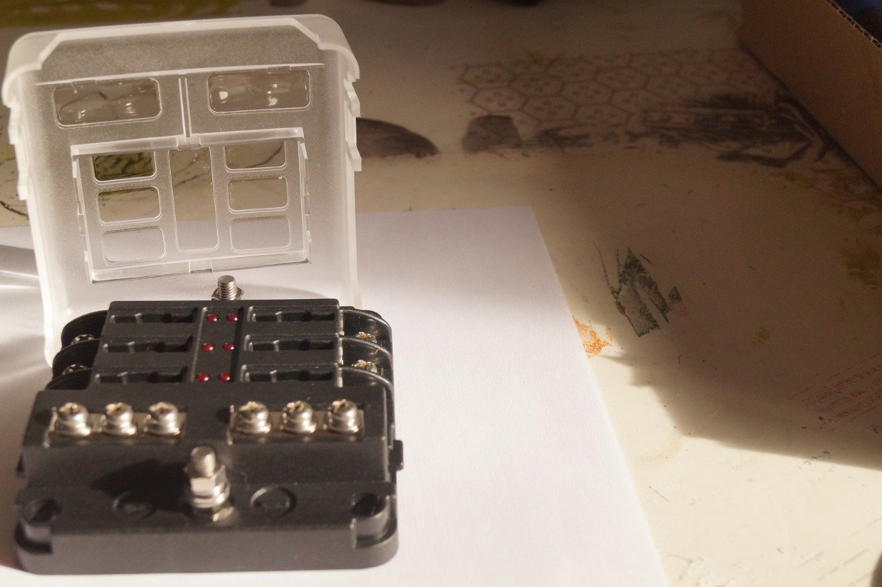 Boites a fusibles haut de gamme, deux modèles 6 et 12 fus- Code AM 050